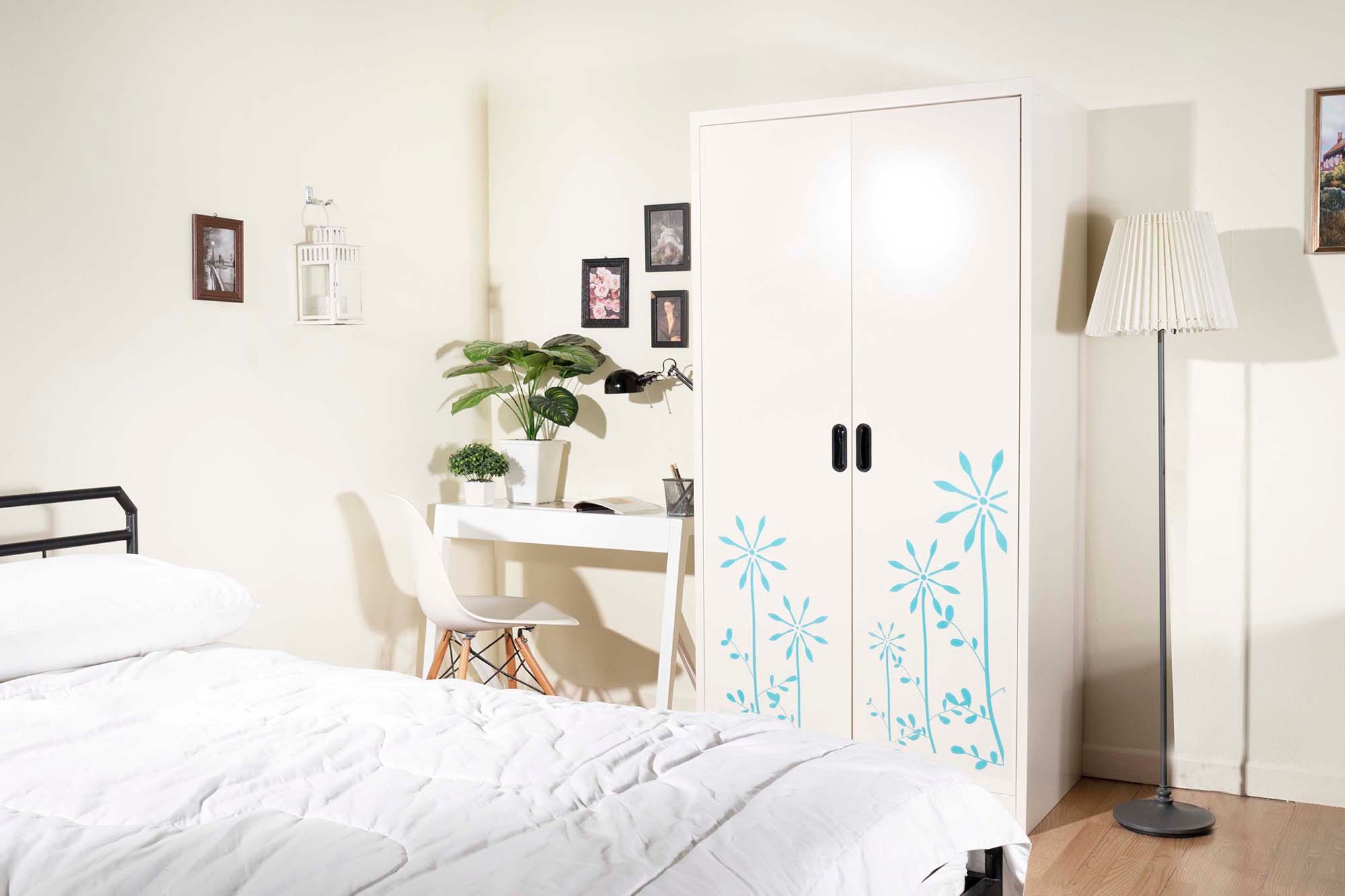 Open door-capsule handle wardrobe